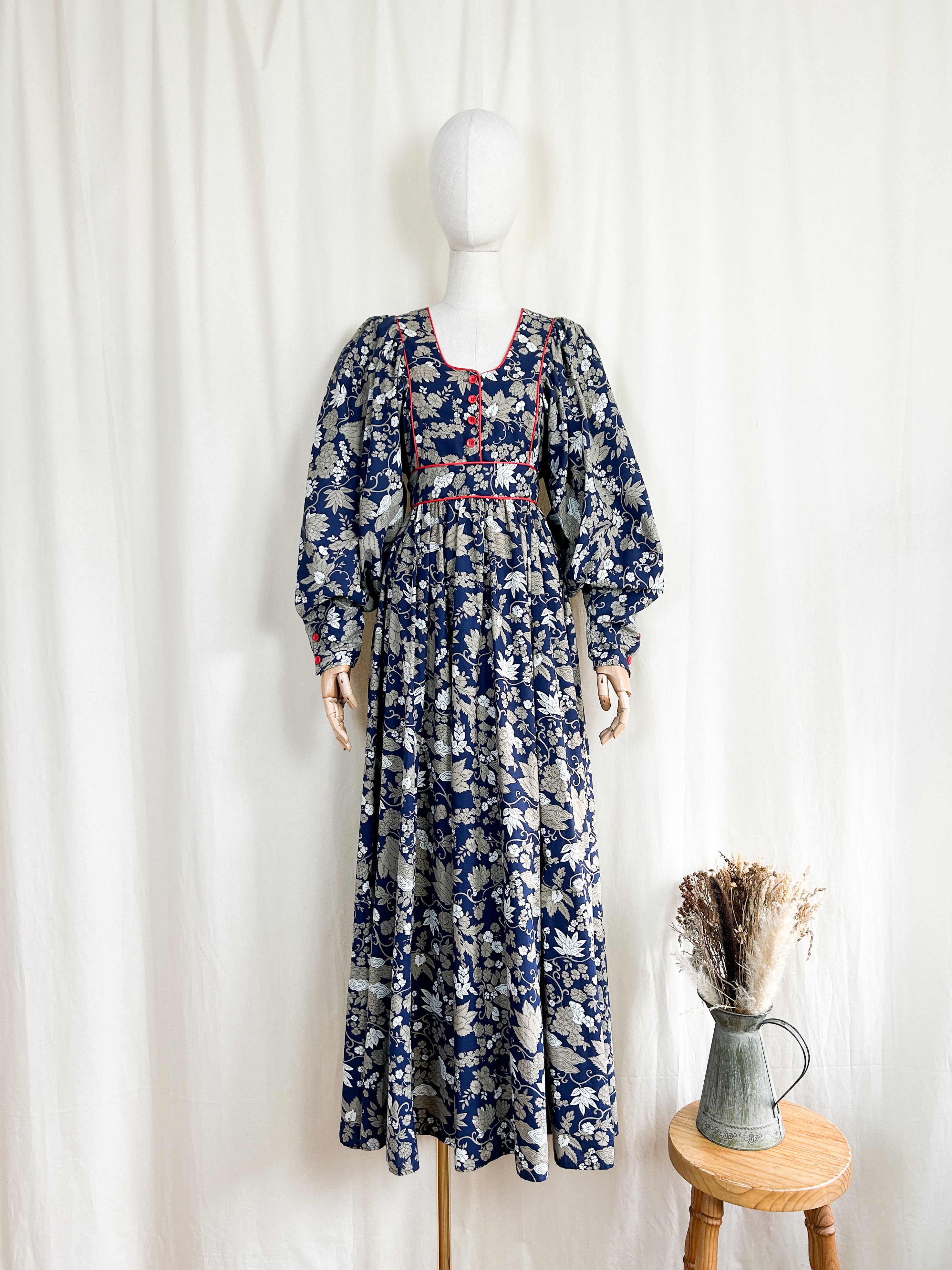 Holy Grail Rare 70s Travers Tempos Huge Sleeve Regal Historical Maxi D – The Pansy Garden